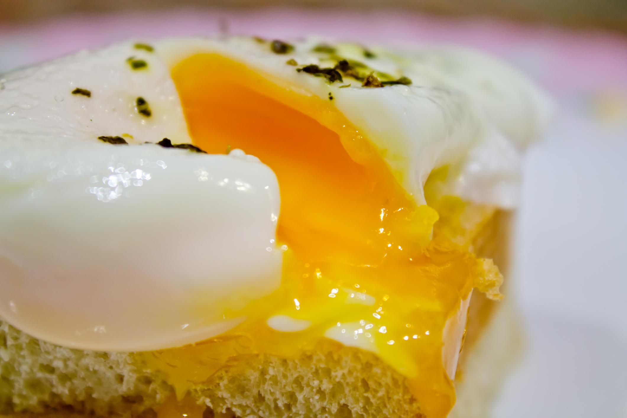 how to cook eggs poached in the microwave