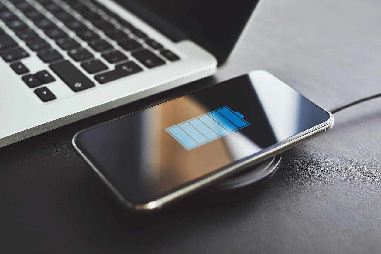 How to Charge a Phone Battery Without a Charger - With or Without a Cable